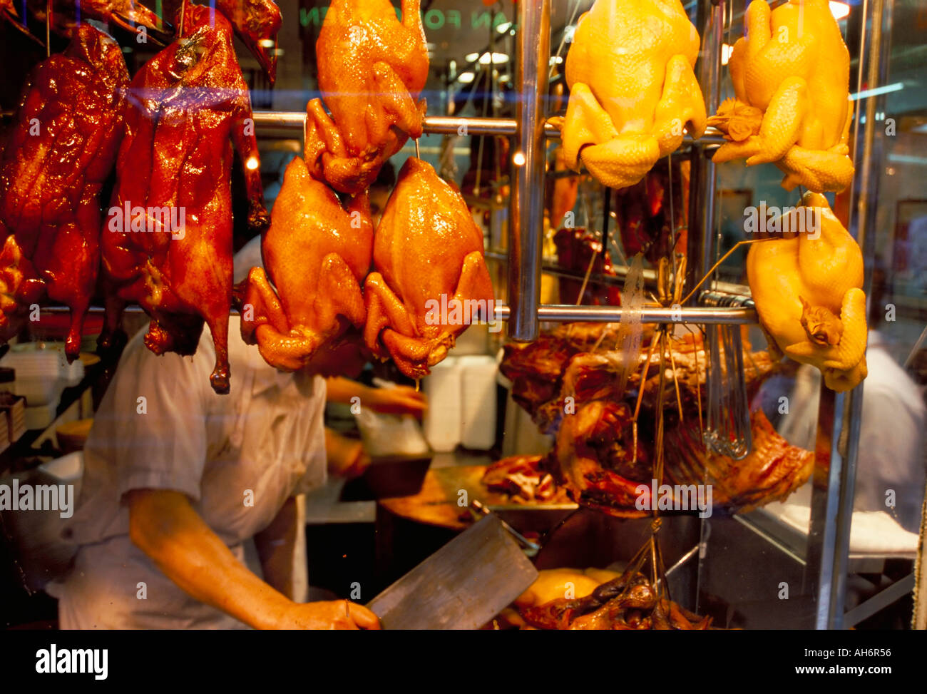 Peking duck hanging in shop window hi-res stock photography and images ...