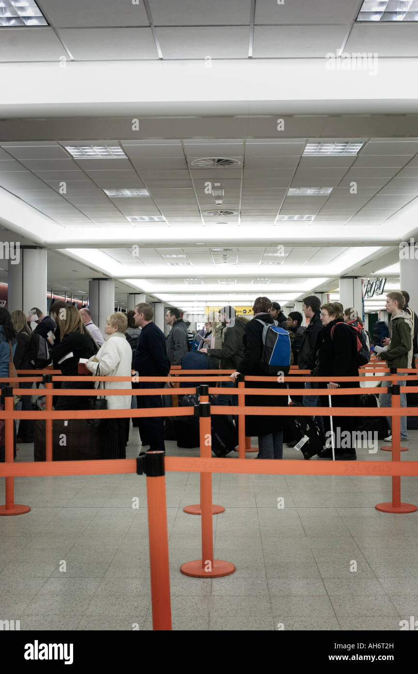 Edinburgh airport queue hi-res stock photography and images - Alamy
