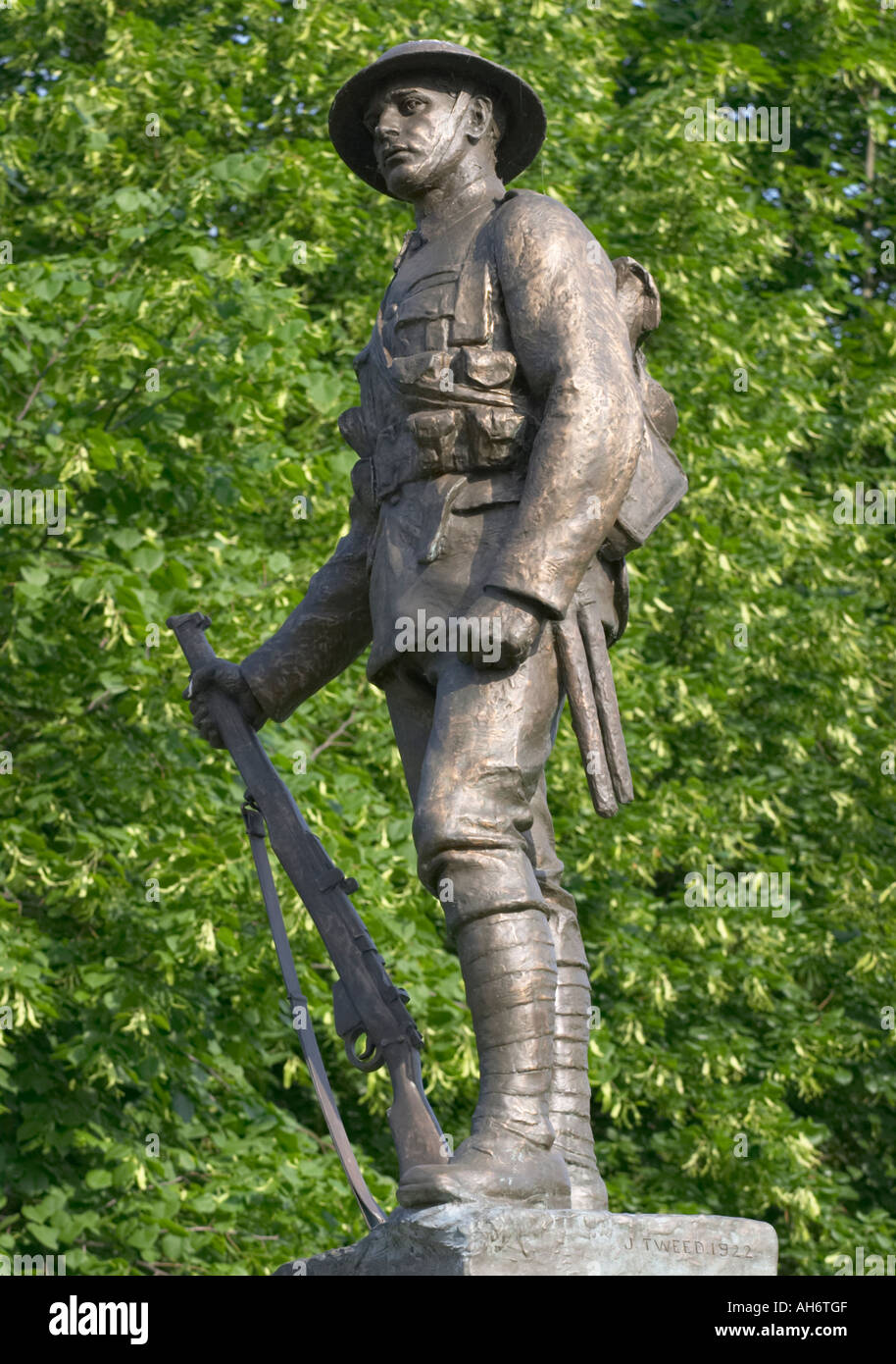 Statue of WW1 Rifleman, King's Royal Rifle Corps Memorial, Winchester ...