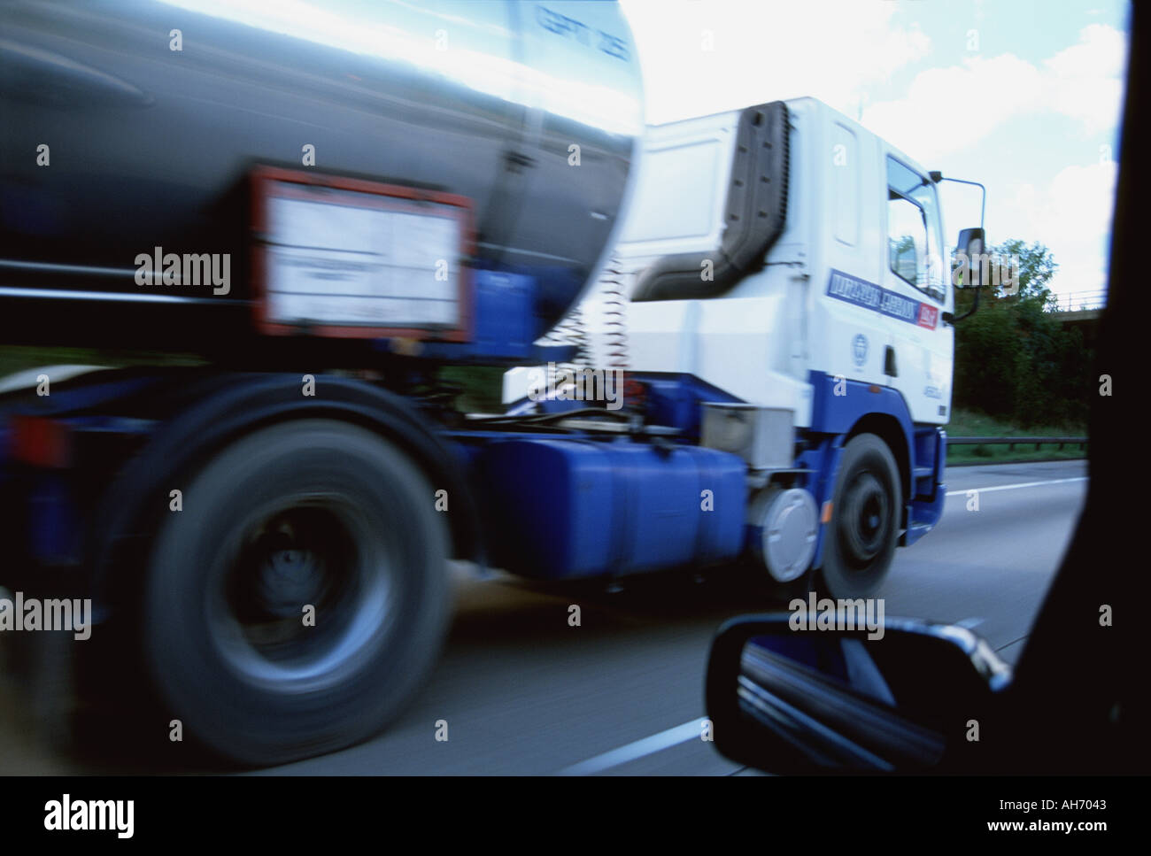 Tanker lorry traveling at speed on motorway Stock Photo - Alamy