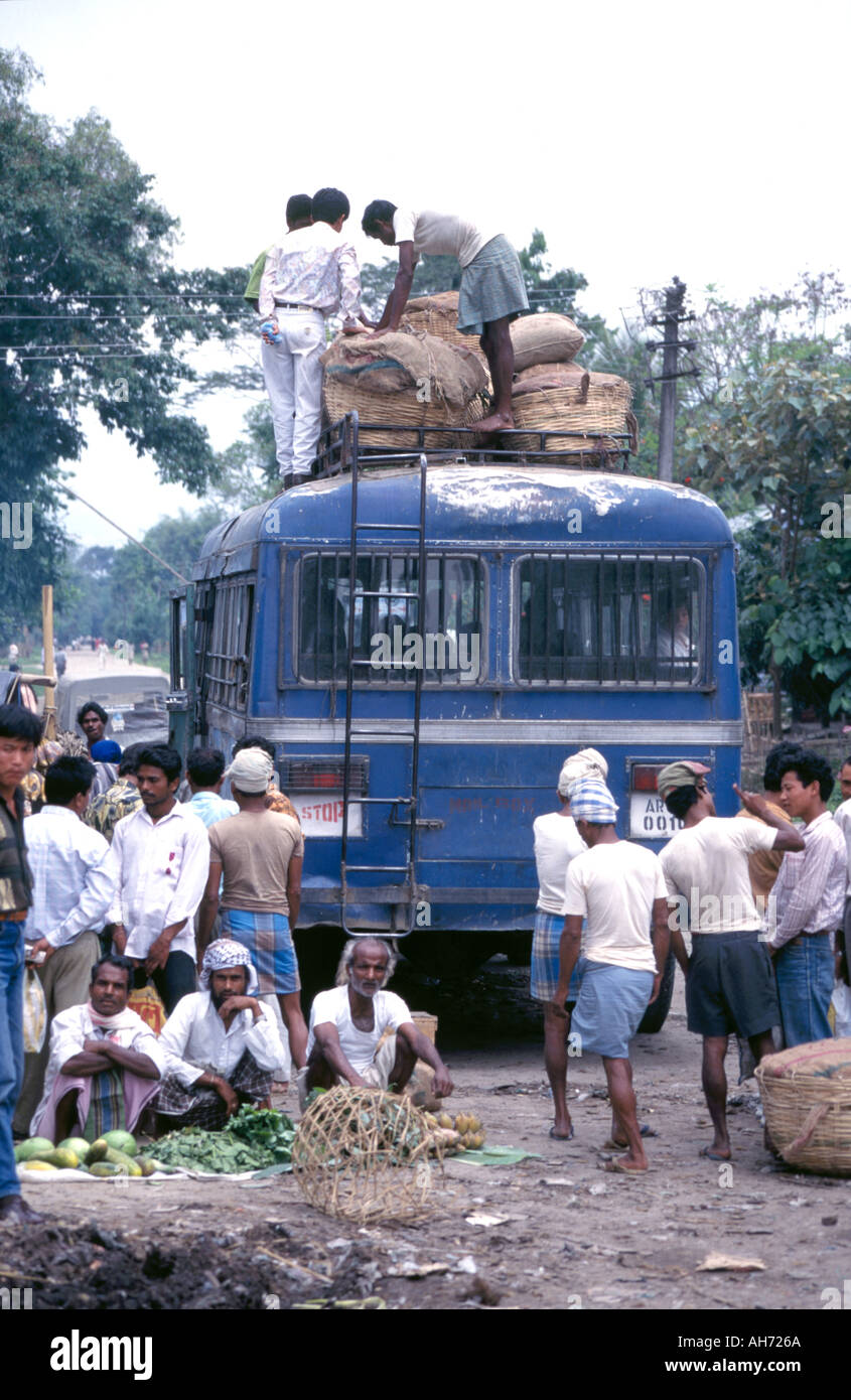 Local bus picking up passengers in India Stock Photo - Alamy
