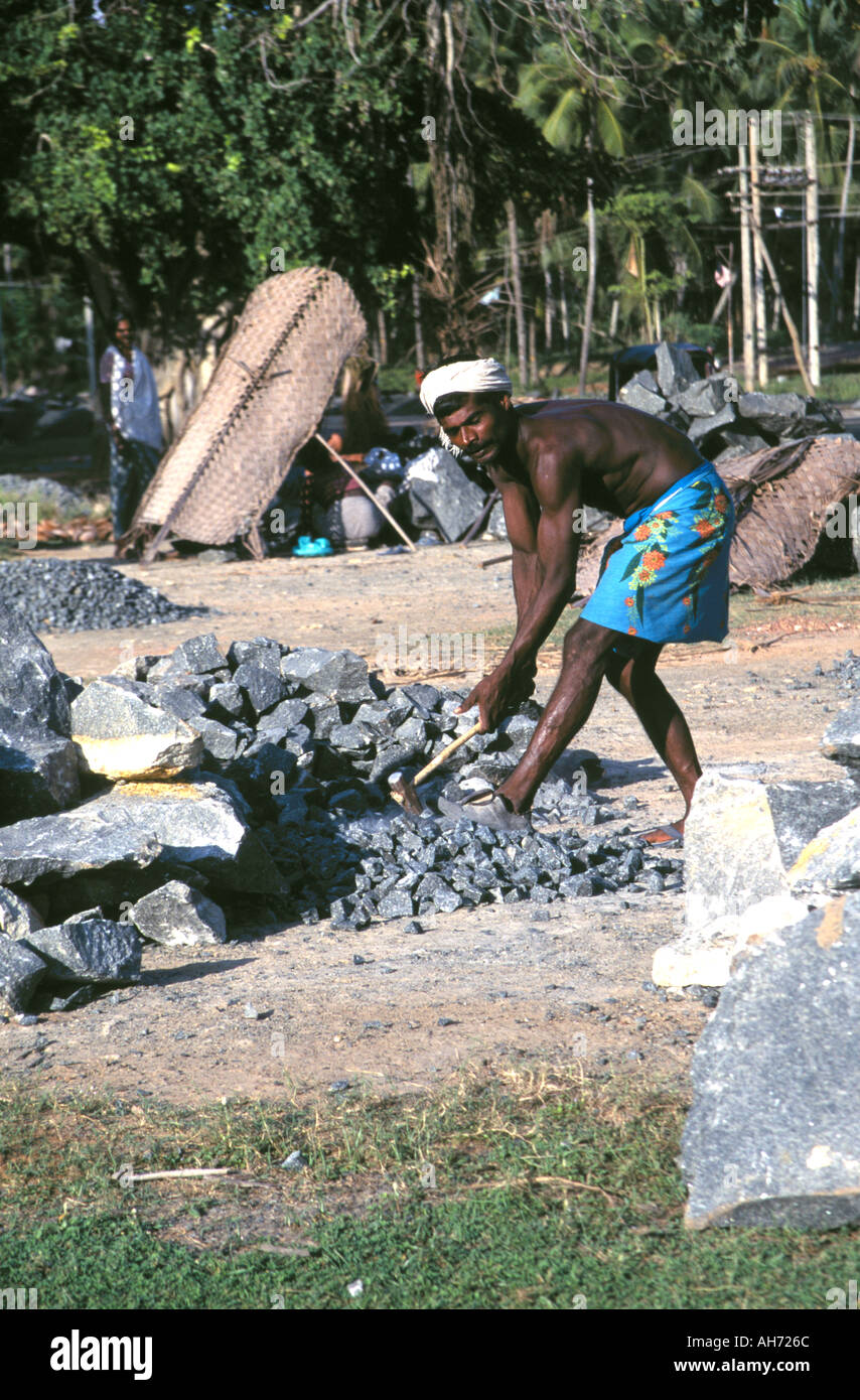 Road worker repairing roads in Southern India Stock Photo - Alamy
