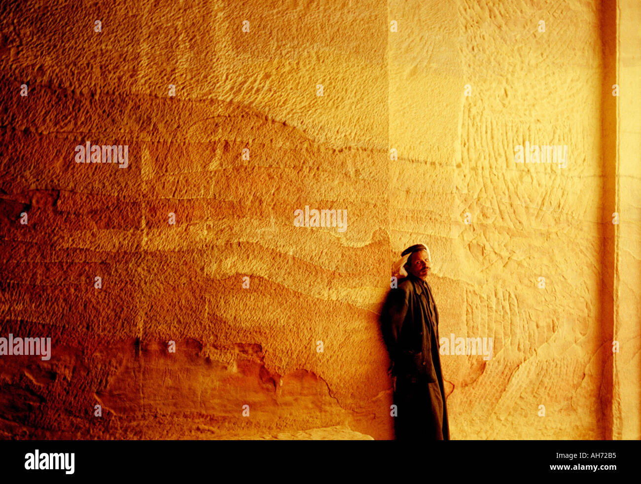 an arab man in petra jordan Stock Photo - Alamy