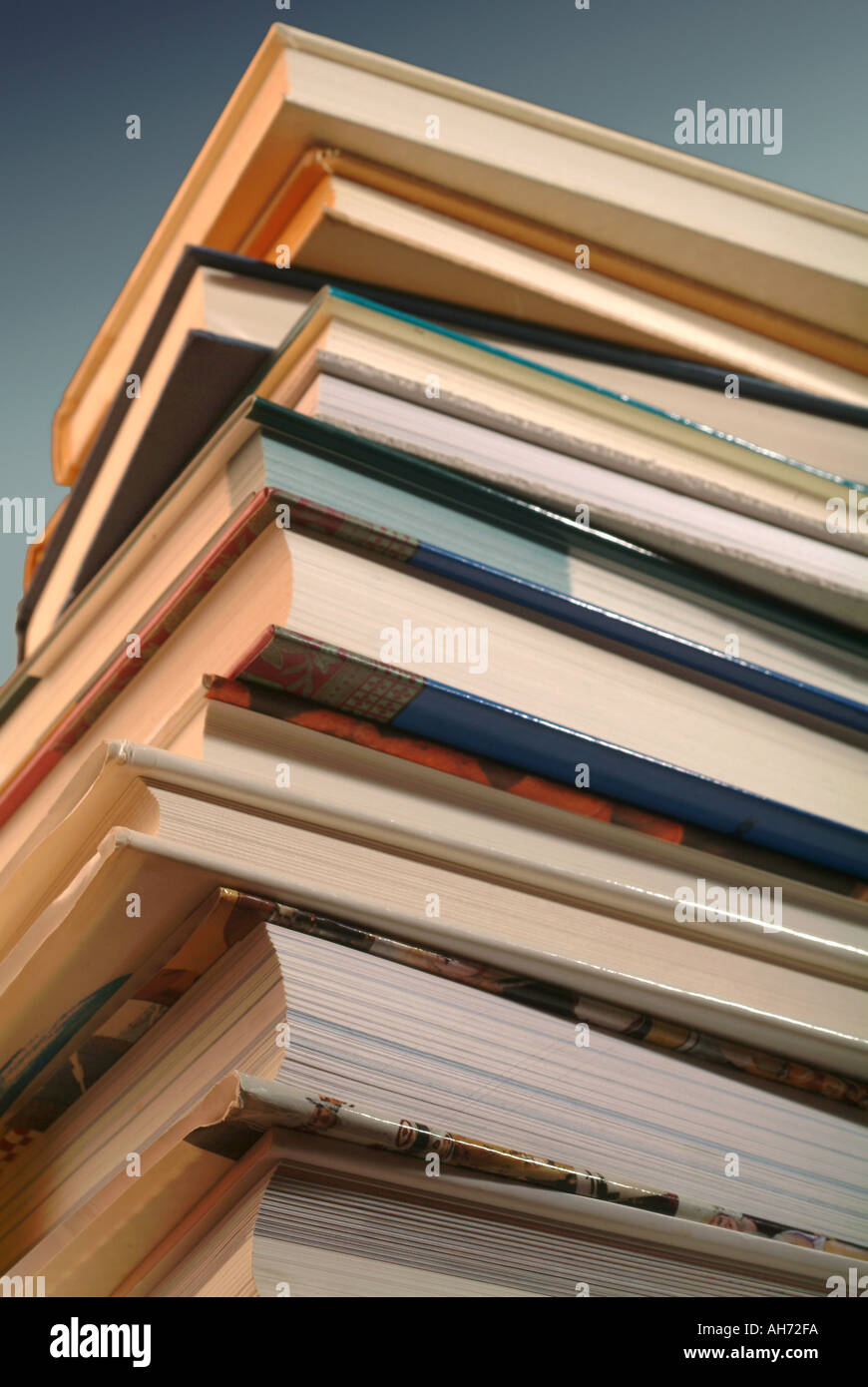 Pile books hi-res stock photography and images - Alamy