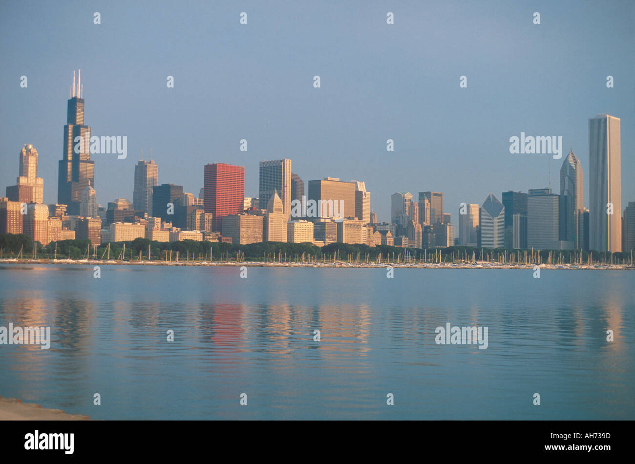 Chicago skyline along Lake Michigan waterfront with Sears tower at left ...