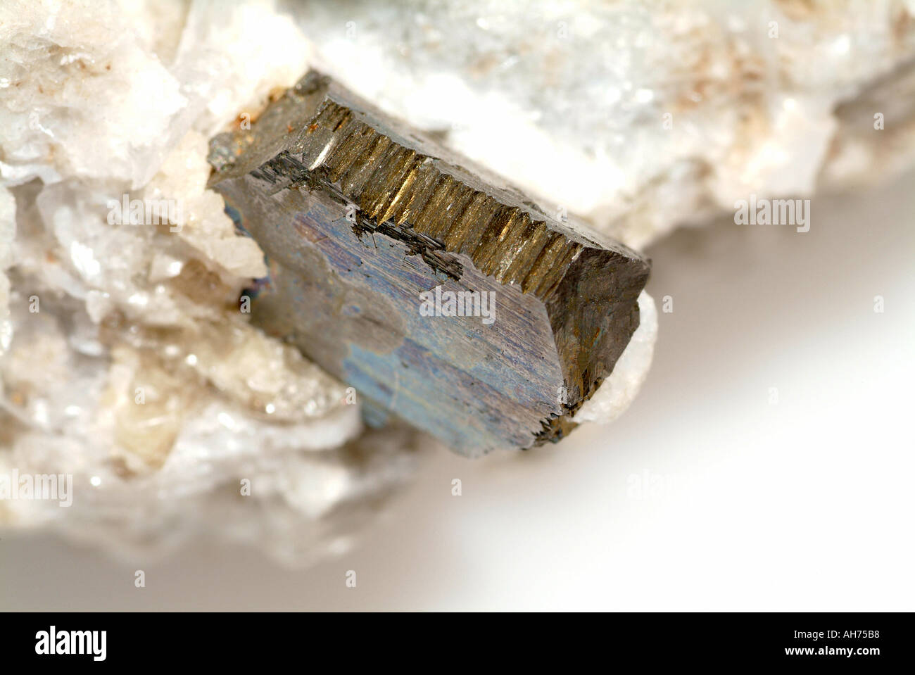 Octahedral crystal hi-res stock photography and images - Alamy