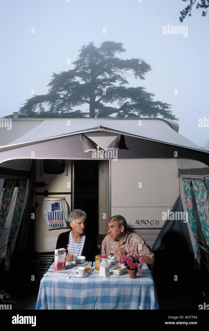 Couple outside eating caravan hi-res stock photography and images - Alamy