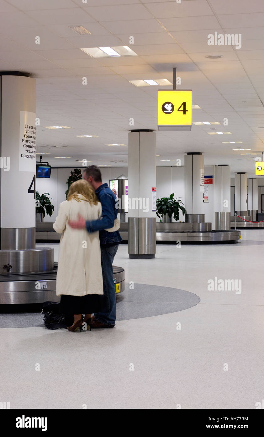 Couple hugging at Airport Stock Photo - Alamy