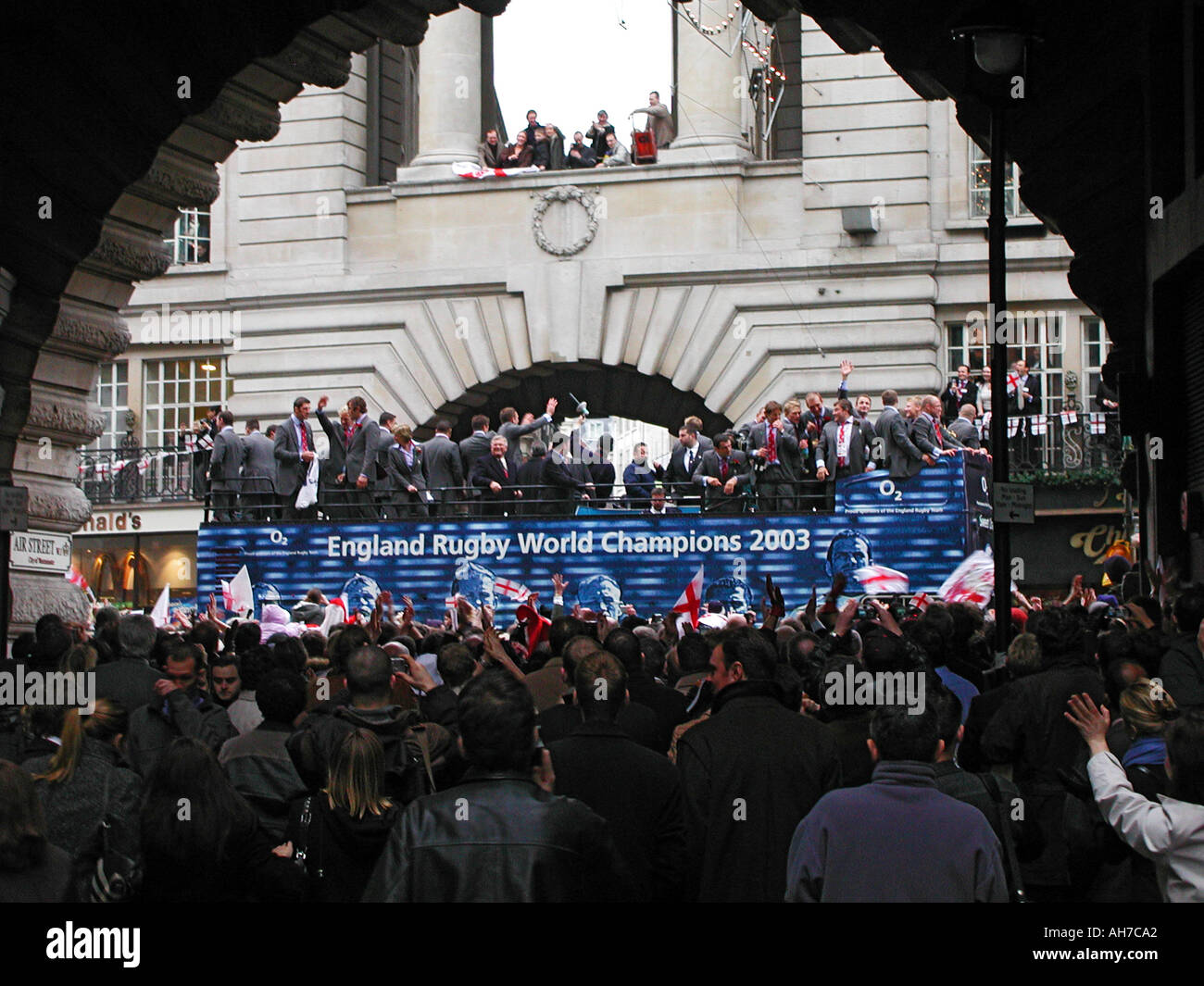 England Rugby World Champions 2003 Victory Parade on Sweet Chariot ...