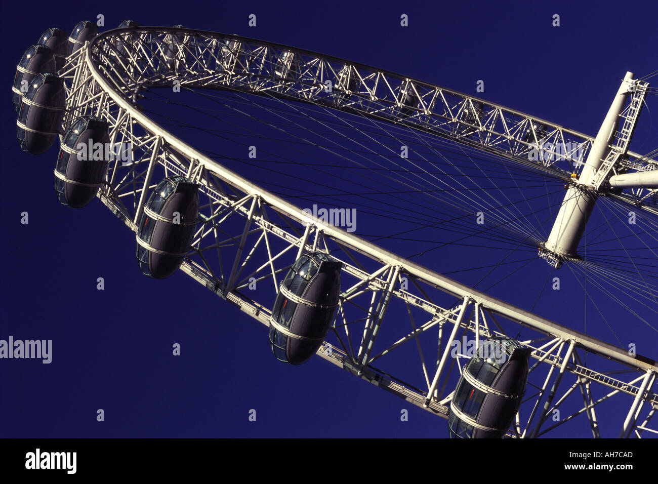 The London Eye during its construction phase Stock Photo - Alamy