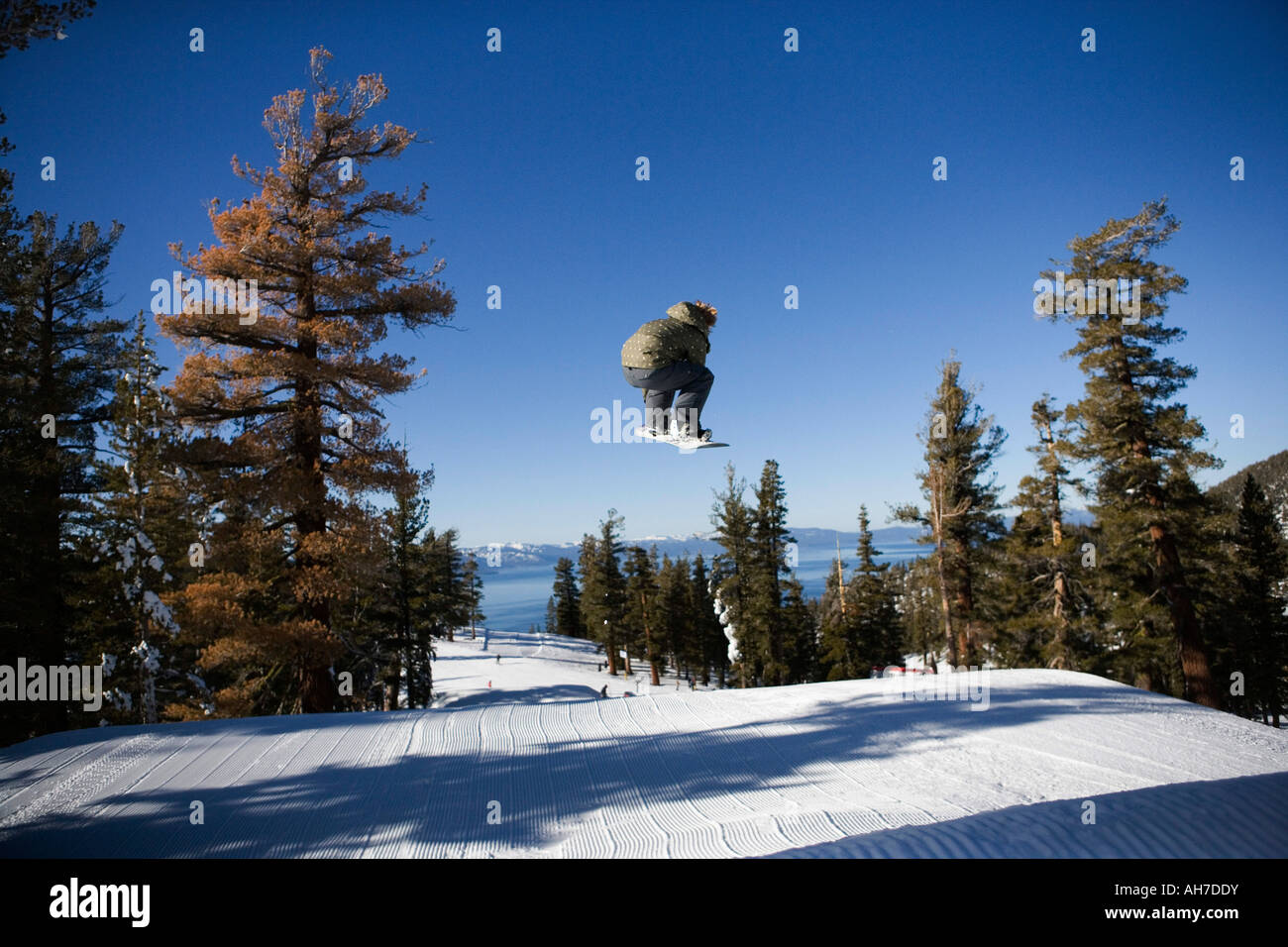 Young man snowboarding Stock Photo - Alamy