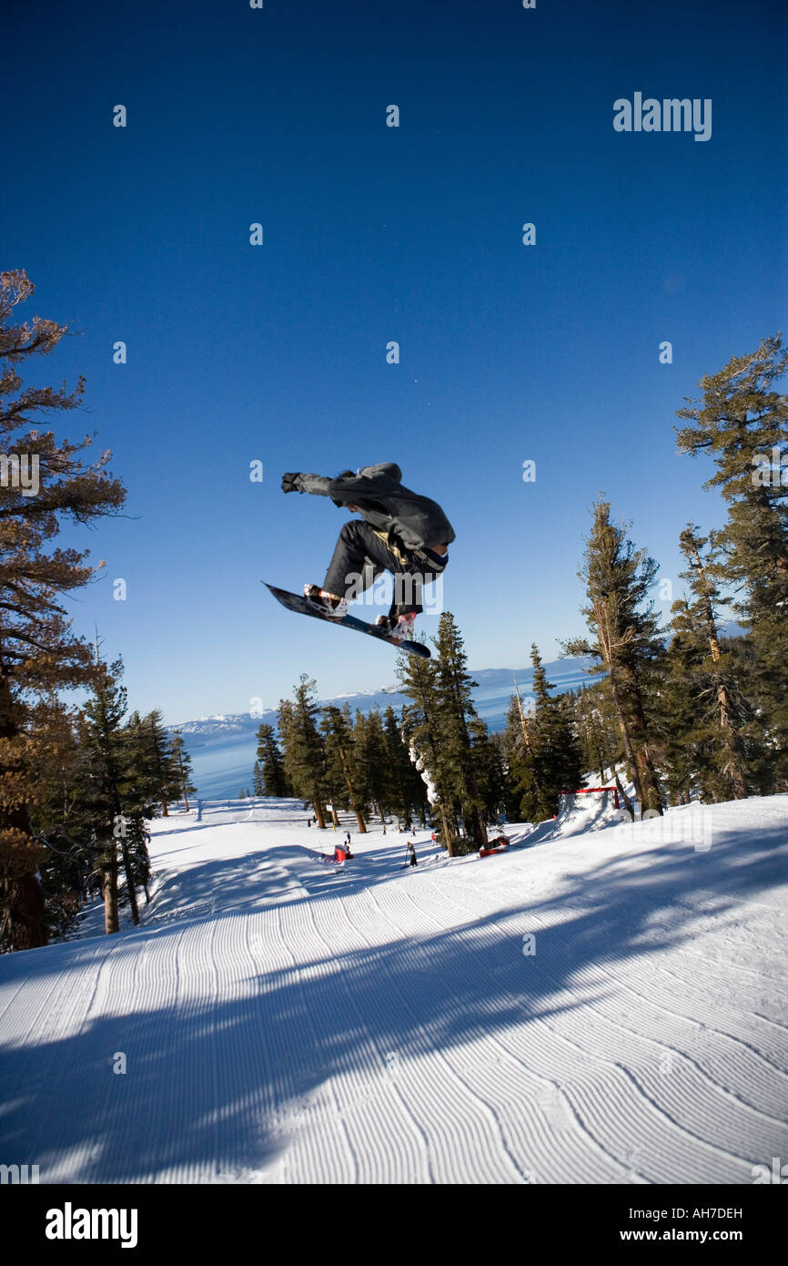 Young man snowboarding Stock Photo - Alamy
