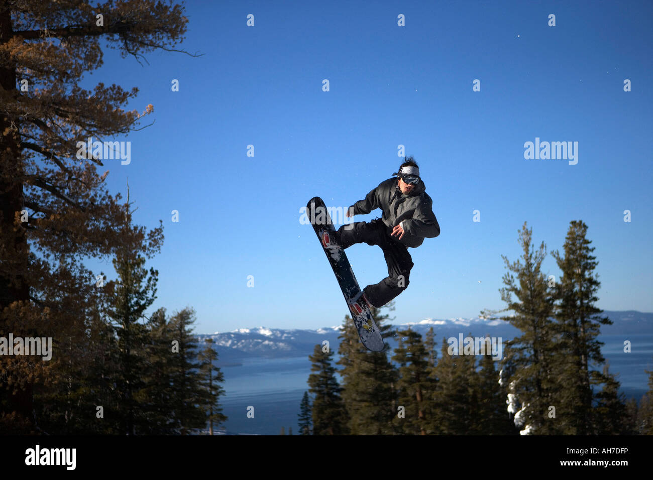 Young man snowboarding Stock Photo - Alamy
