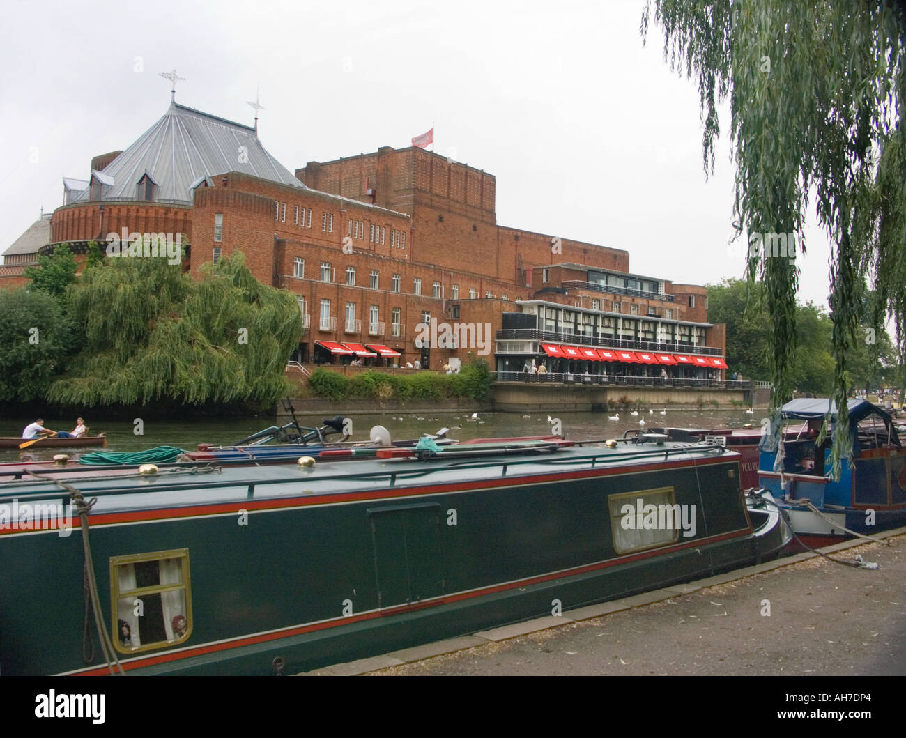 The Royal Shakespeare Theatre and river Avon Stratford upon Avon Stock ...