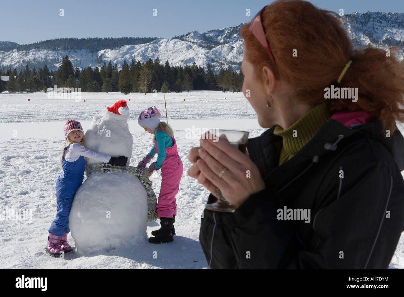 Snowman scarf girl cap forest hi-res stock photography and images - Alamy