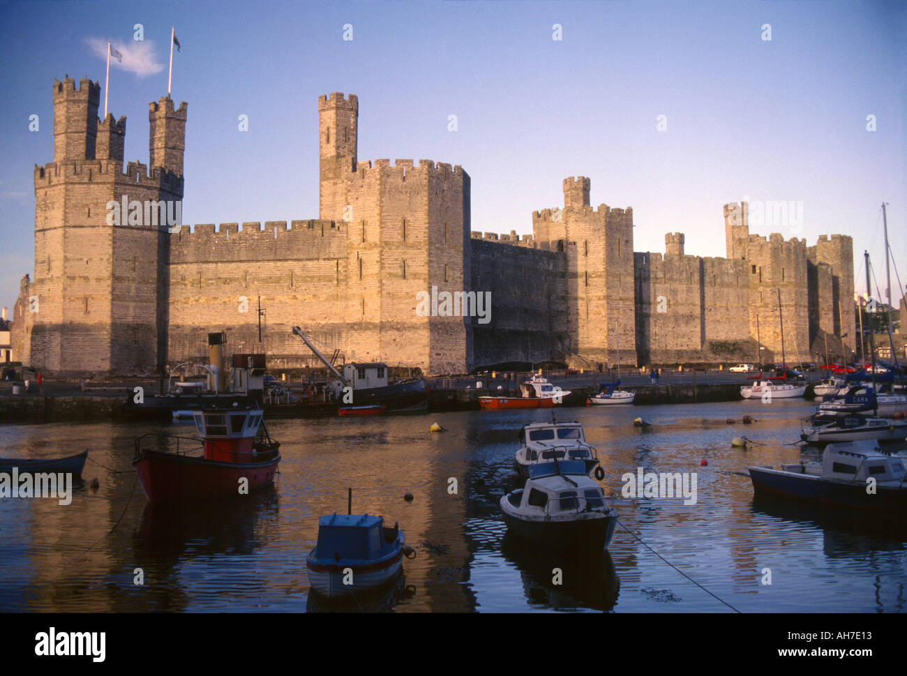 Caernarfon castle wales visit tour hi-res stock photography and images ...
