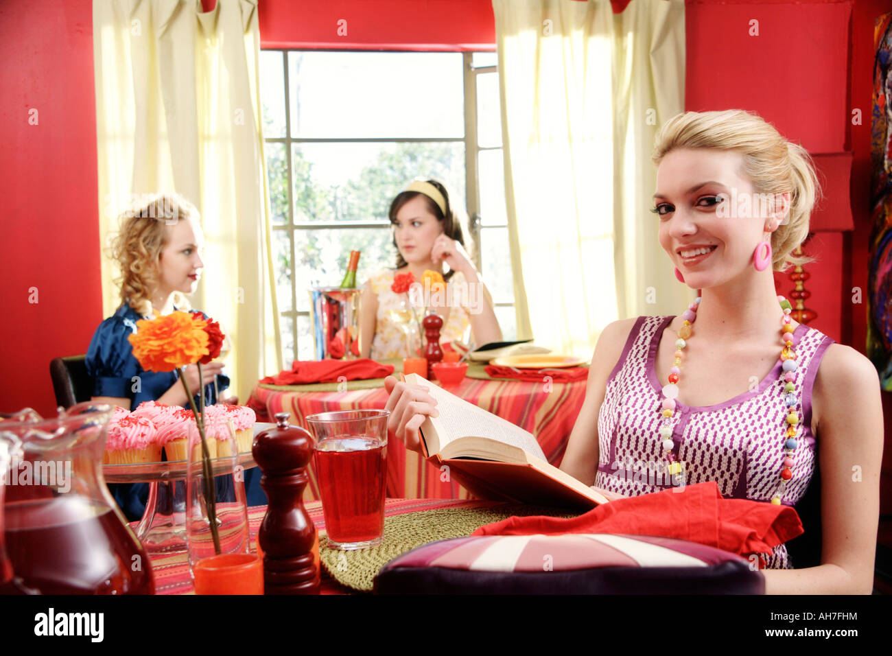 Three young woman dining in a restaurant Stock Photo - Alamy