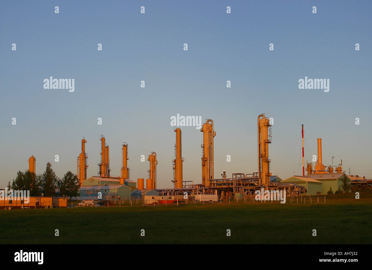 Alberta canada gas plant mountains hi-res stock photography and images ...