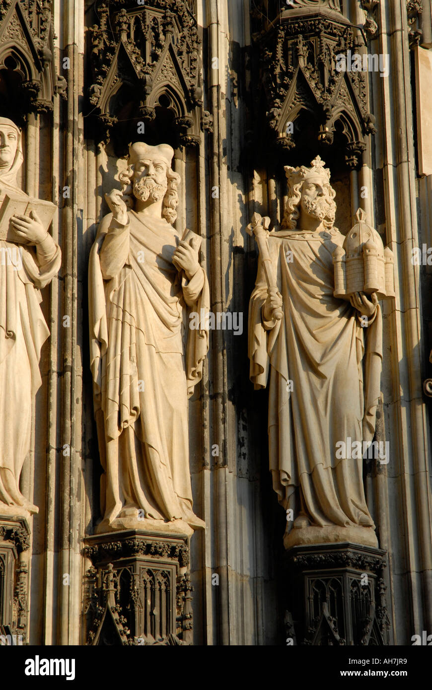 Statues on the exterior of Cologne Cathedral in late afternoon sunlight ...