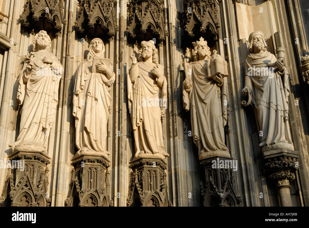Statues on the exterior of Cologne Cathedral in late afternoon sunlight ...