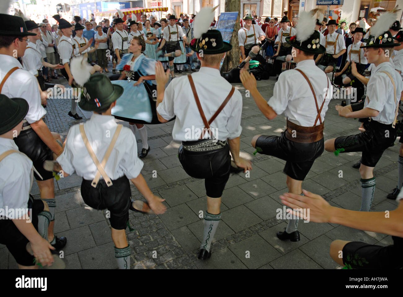 Bavarian folk dance group hi-res stock photography and images - Alamy