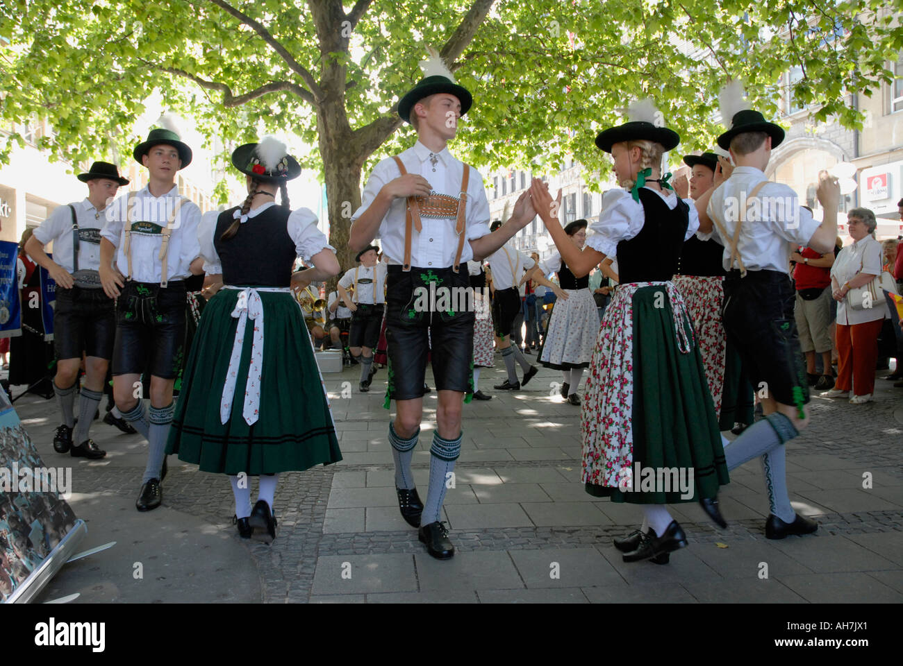 Bavarian folk dance group hi-res stock photography and images - Alamy