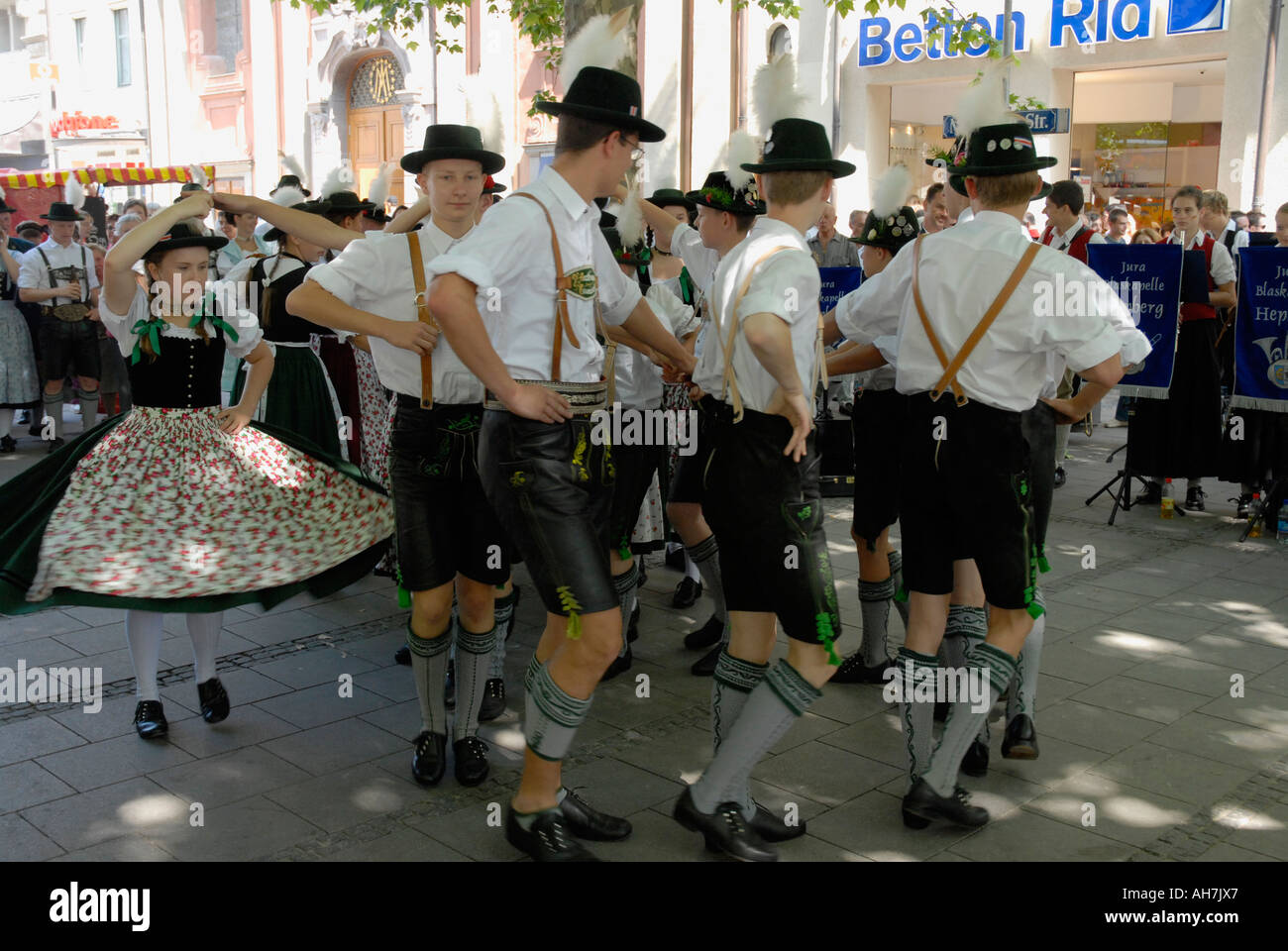 Bavarian folk dancers hi-res stock photography and images - Alamy