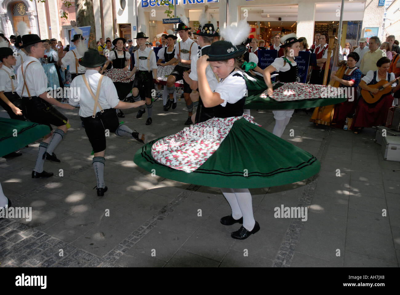 Bavarian folk dance group hi-res stock photography and images - Alamy