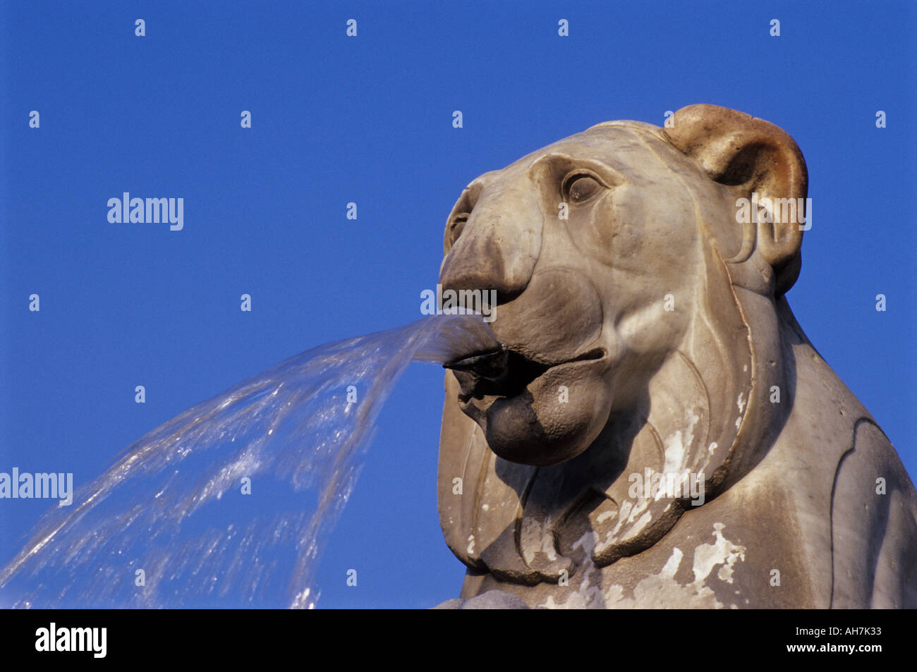 Lion statue spitting water hi-res stock photography and images - Alamy