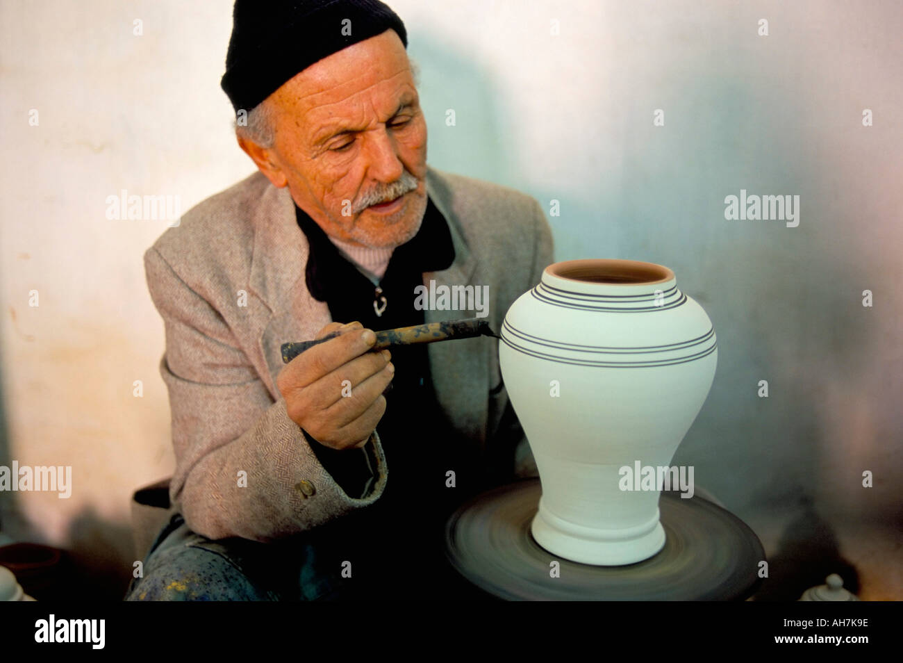 Seated man painting hi-res stock photography and images - Alamy