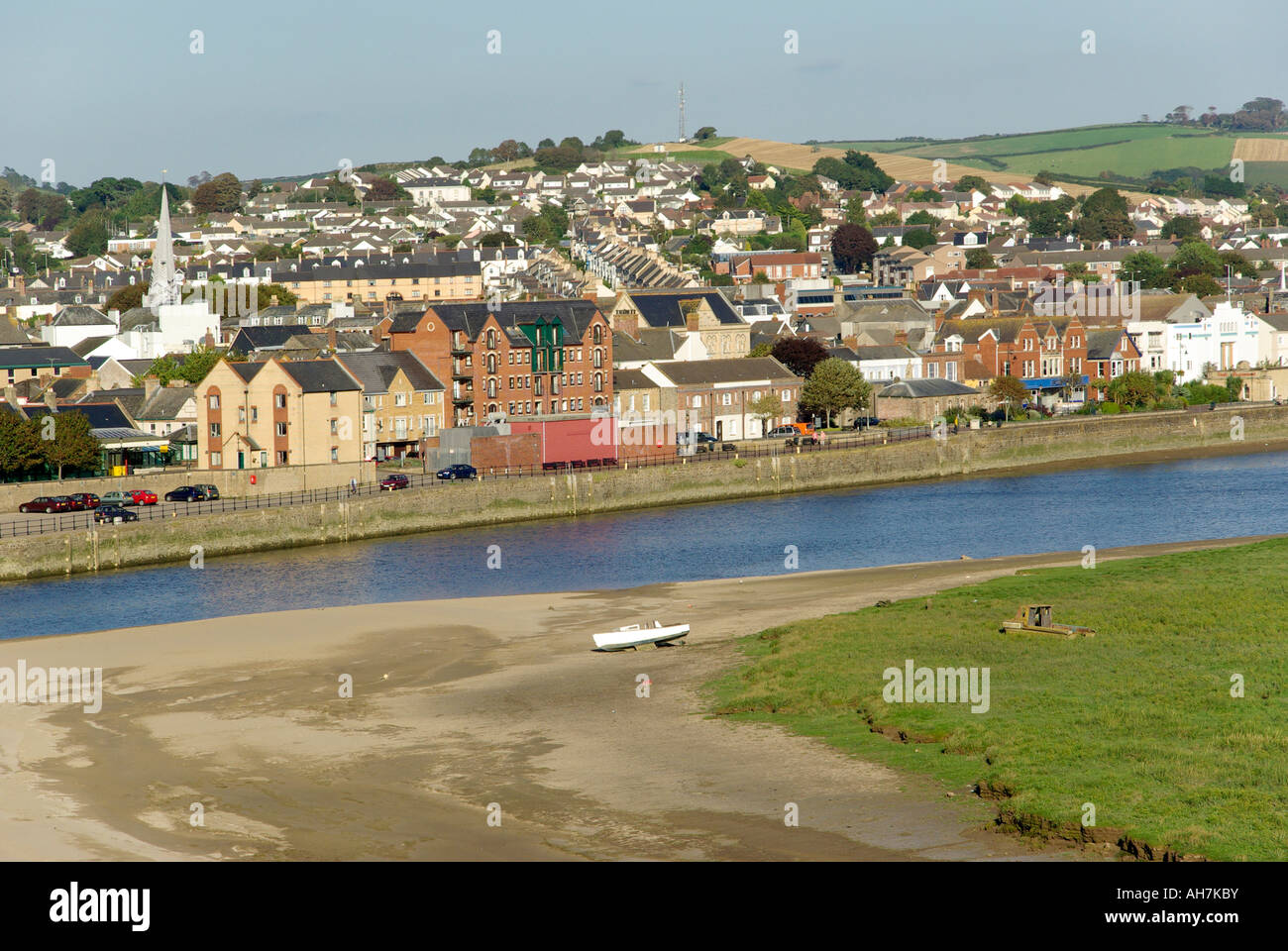 River Taw waterfront low tide at Barnstaple town with church spire ...
