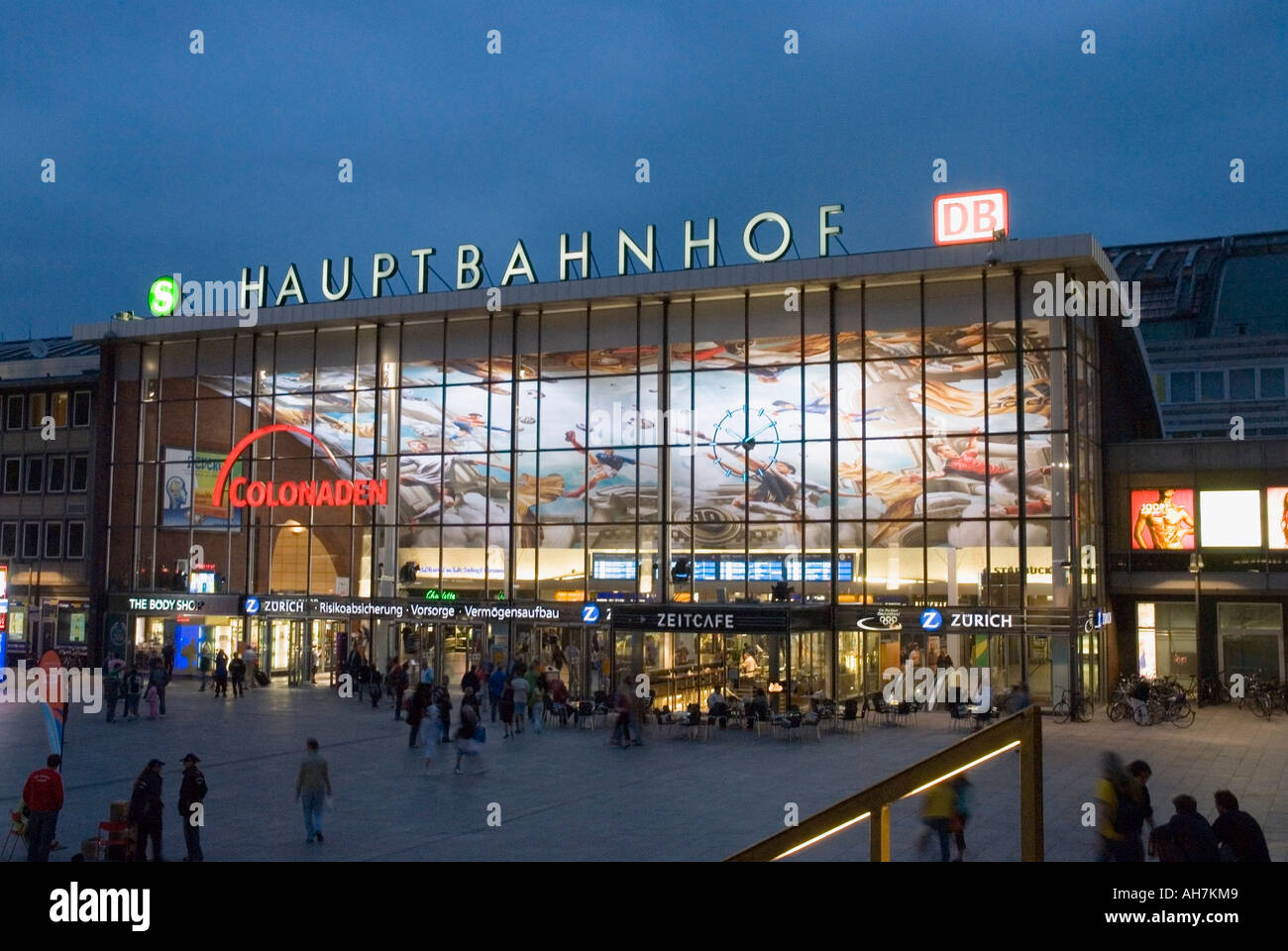 Cologne Railway Station exterior at dusk Stock Photo - Alamy