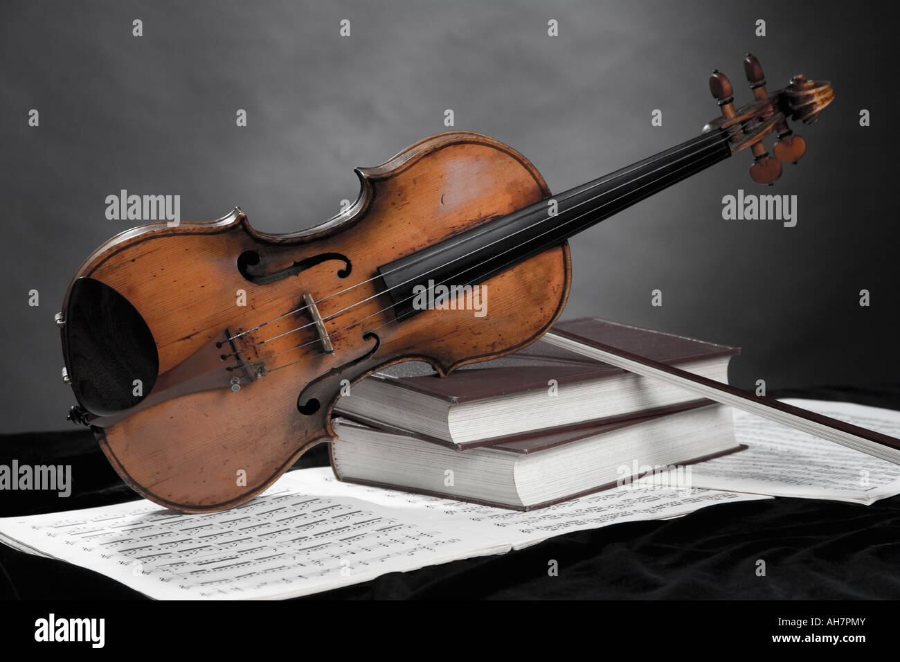 Instrumento musical barroco hi-res stock photography and images - Alamy