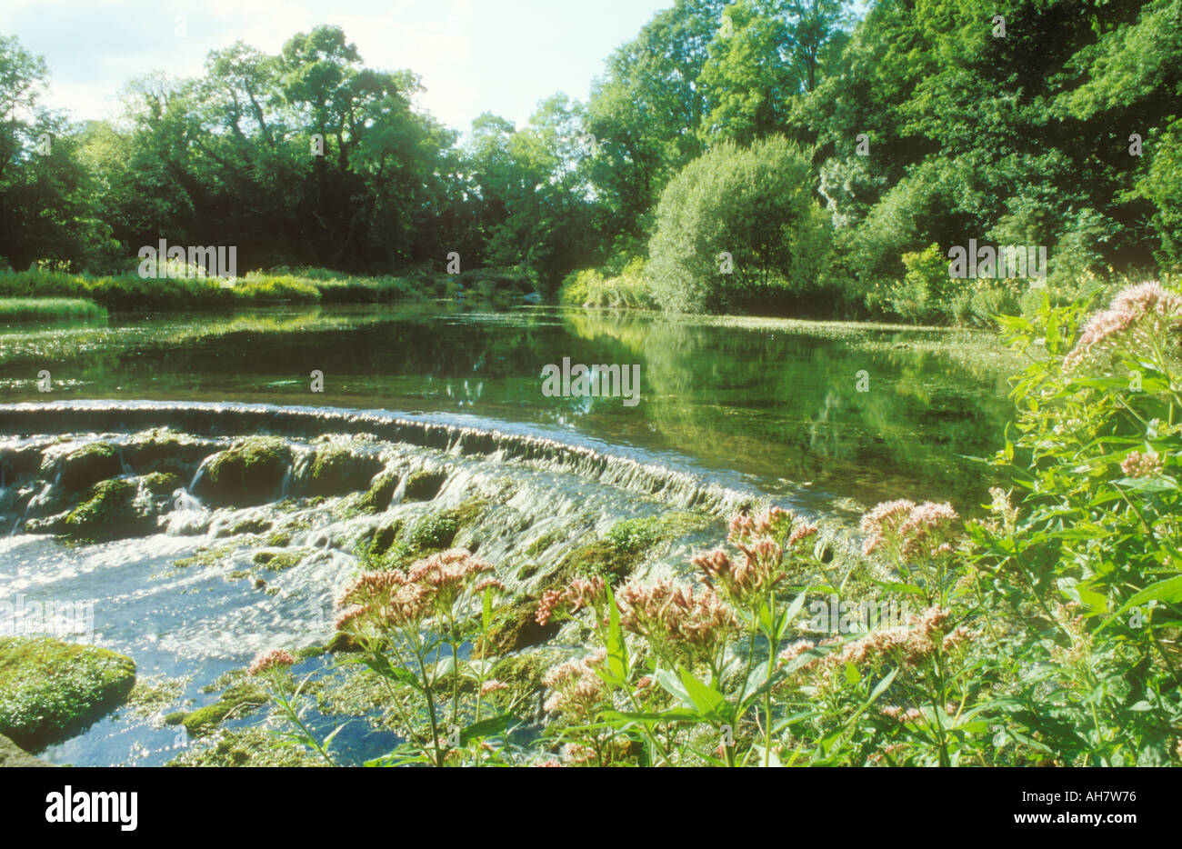 Curved weir hi-res stock photography and images - Alamy