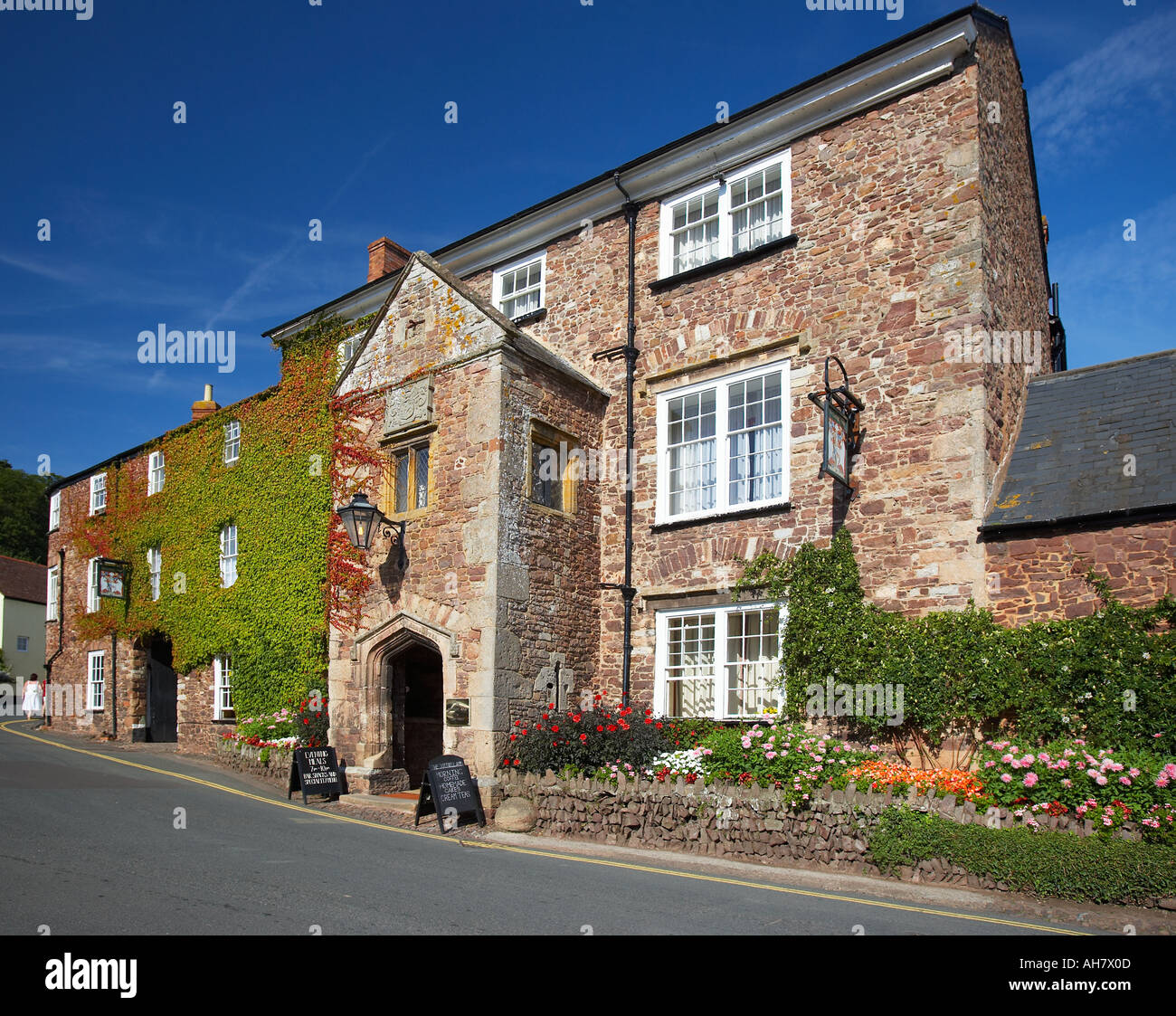 Dunster town village hi-res stock photography and images - Alamy