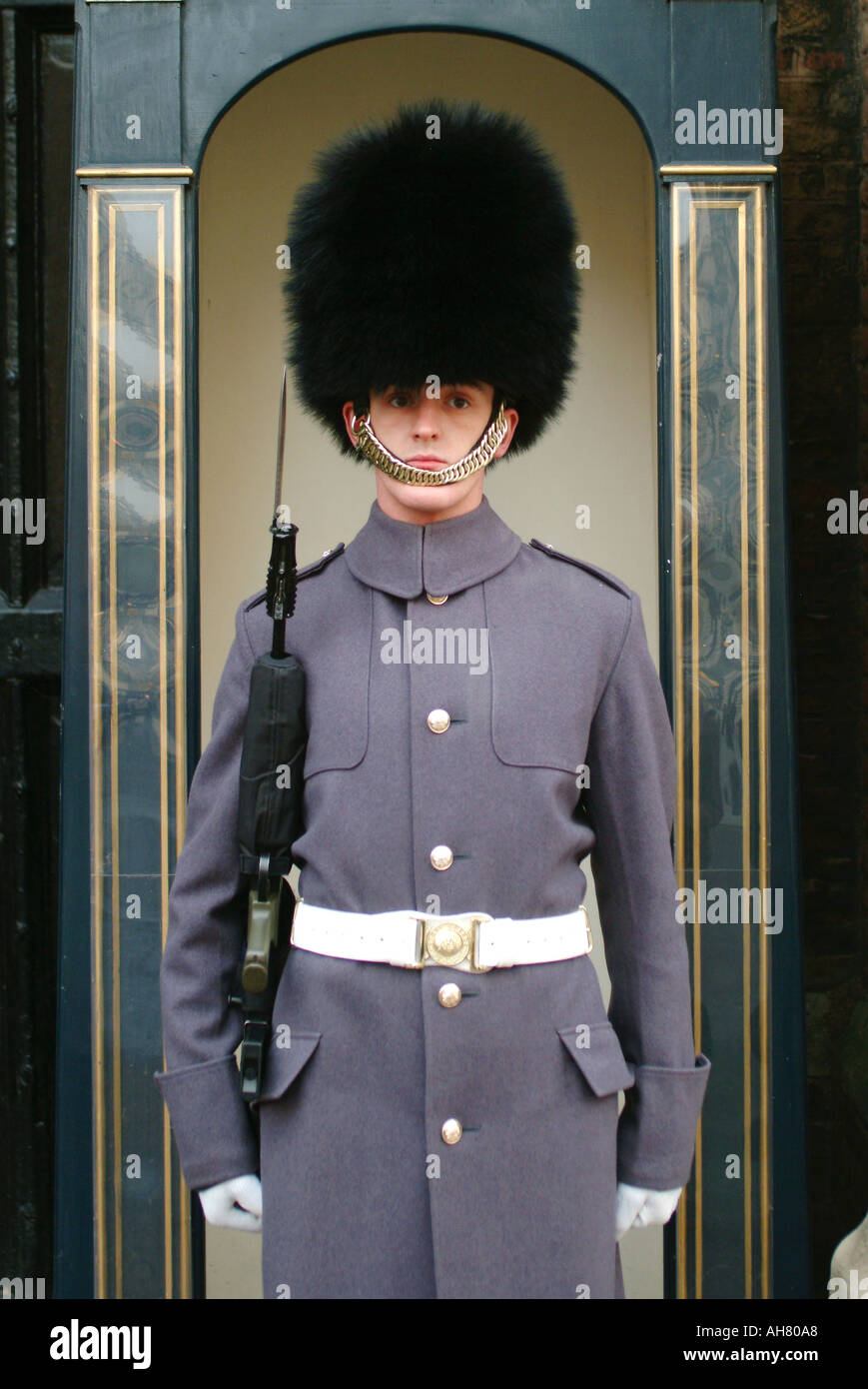 Royal Guard at attention in front of sentry box Windsor Castle Stock ...