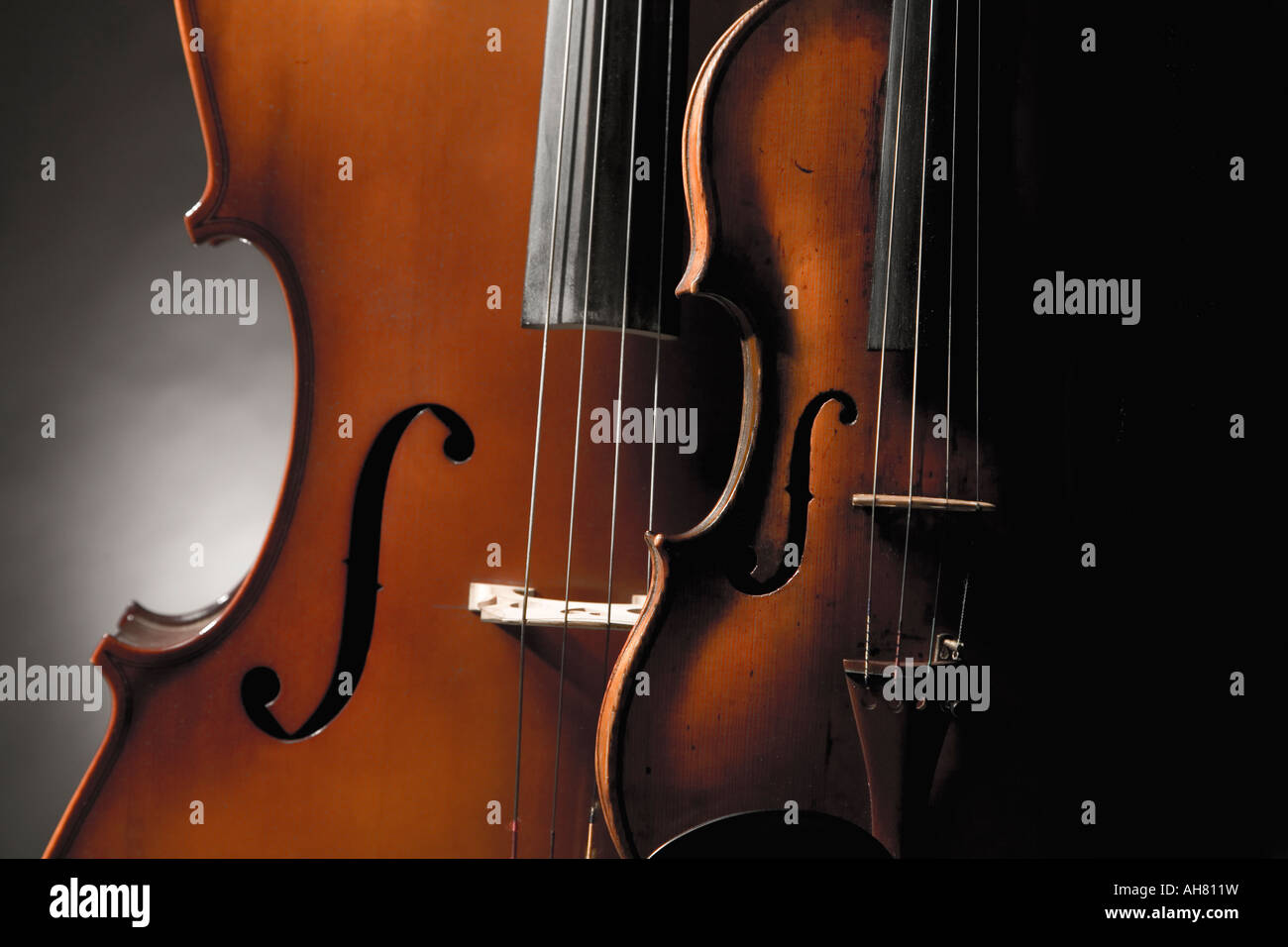 Violin player tunes hi-res stock photography and images - Alamy