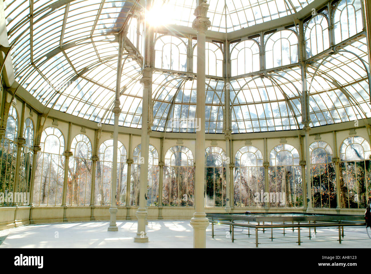 Interior del palacio de cristal hi-res stock photography and images - Alamy