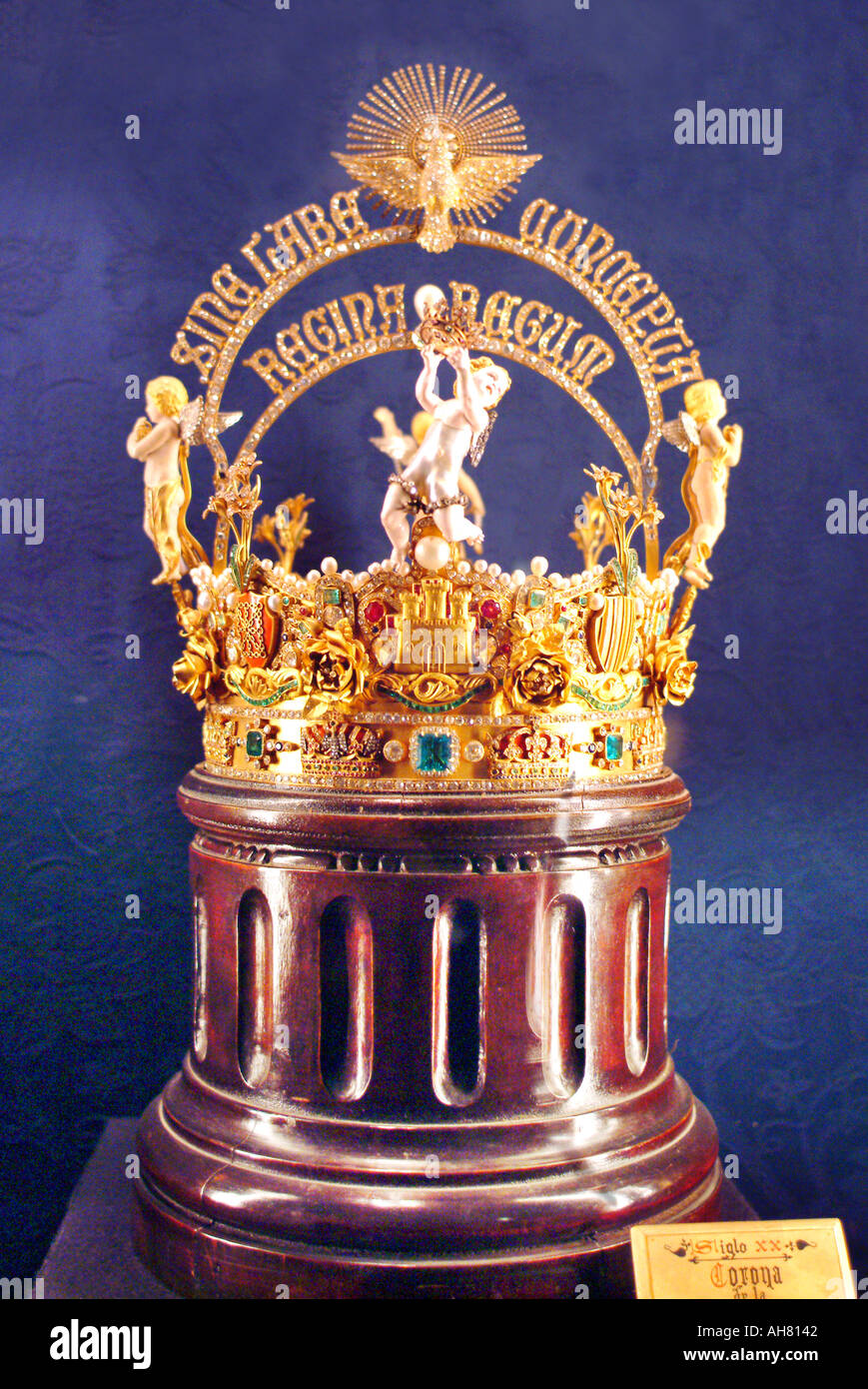 Gold gems hi-res stock photography and images - Alamy