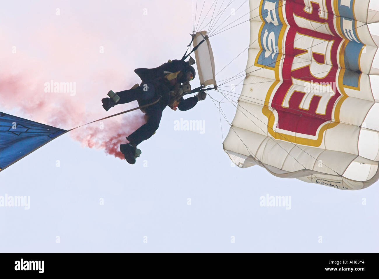 Parachute army hi-res stock photography and images - Alamy