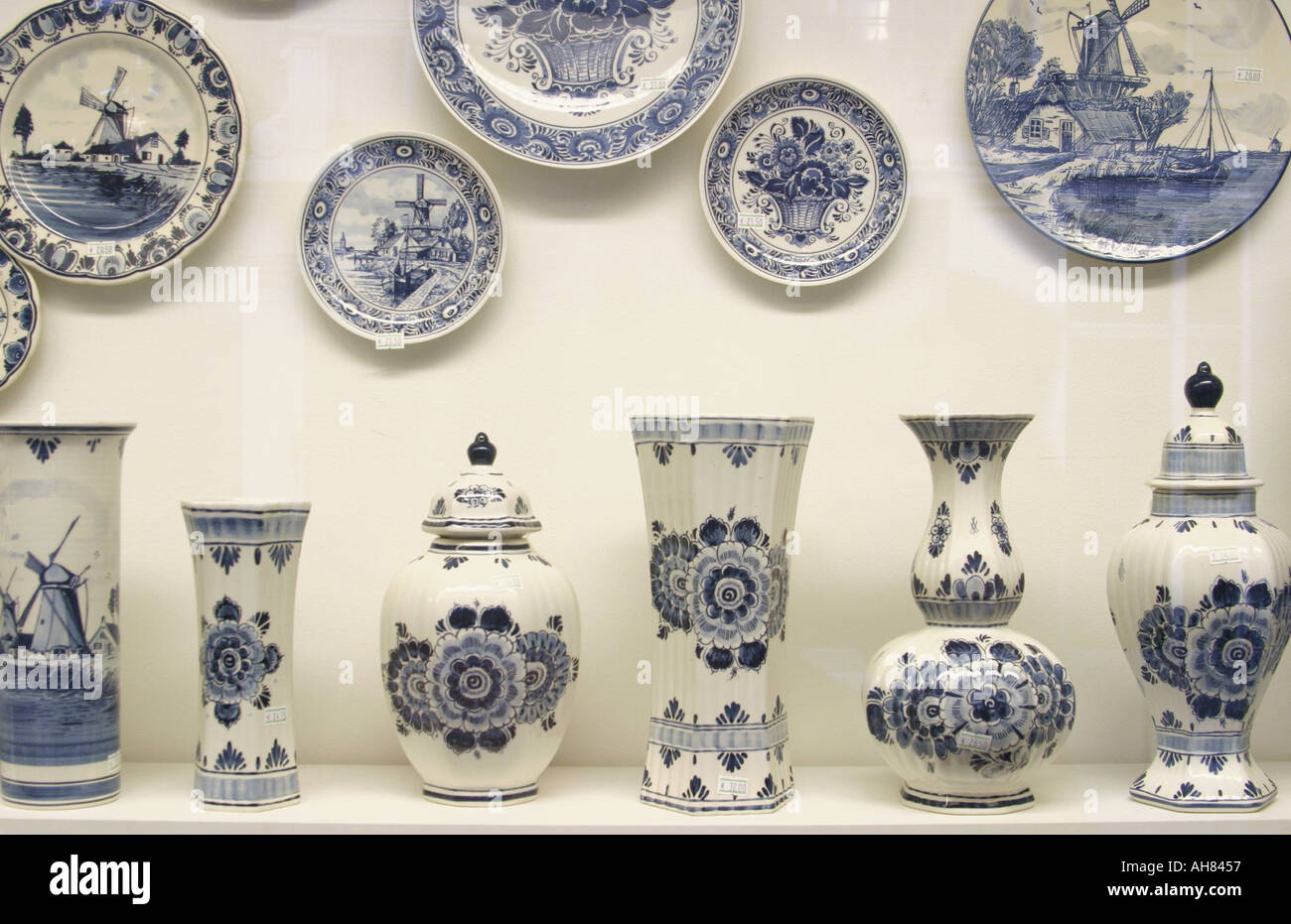 Holland Delft china Stock Photo - Alamy