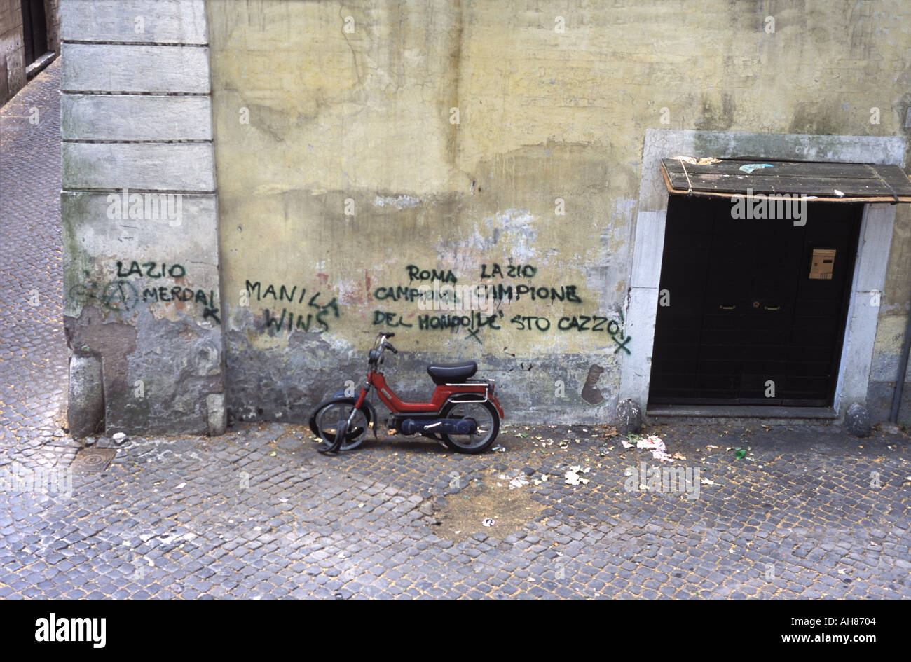 Graffiti o na wall in Rome, Italy Stock Photo - Alamy