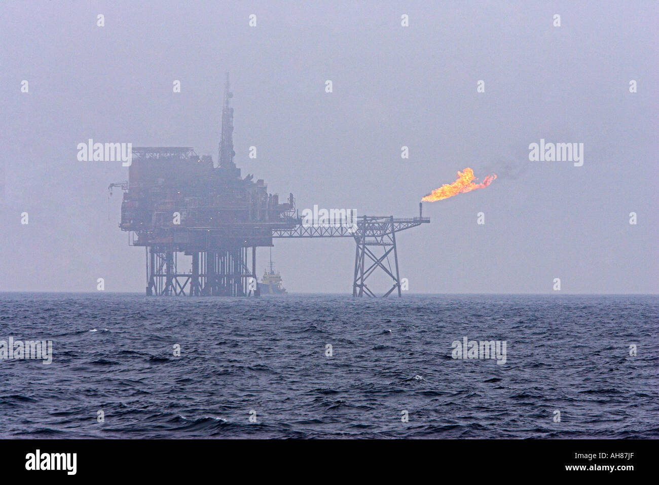 Gas rig deck platform module hi-res stock photography and images - Alamy