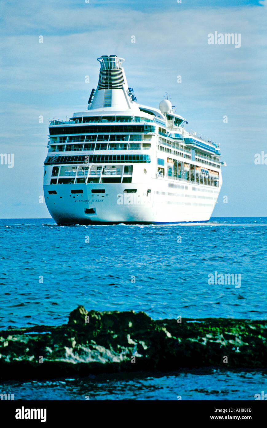 Ship leaving port hi-res stock photography and images - Alamy