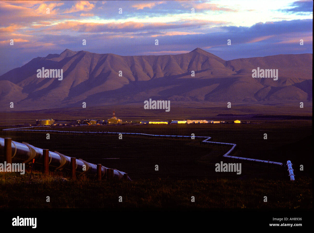 Pump station on Alaska pipeline with mountains Stock Photo - Alamy
