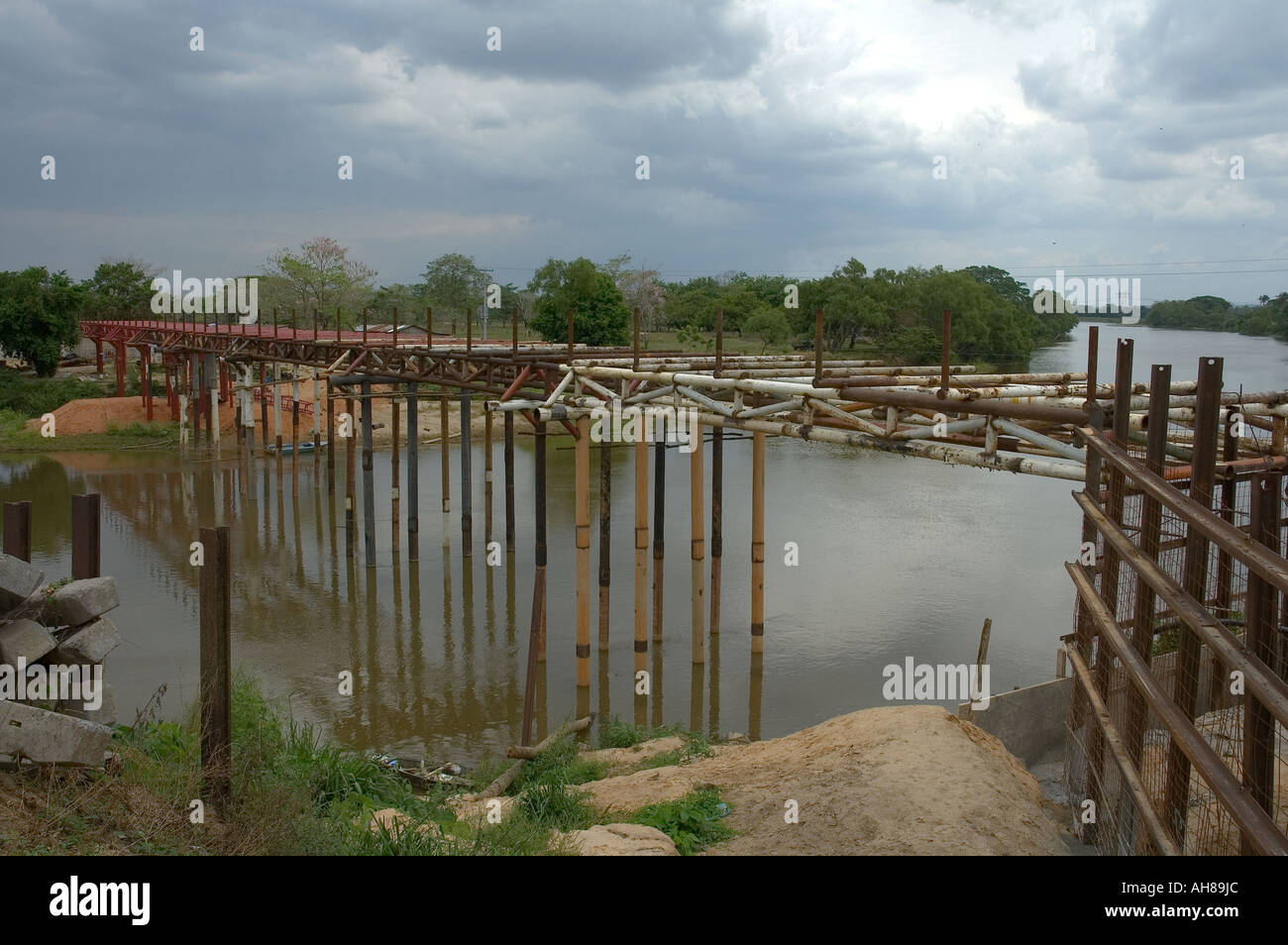 A highway bridge over the Rio Lalana near Bellaco, Veracruz Stock Photo ...