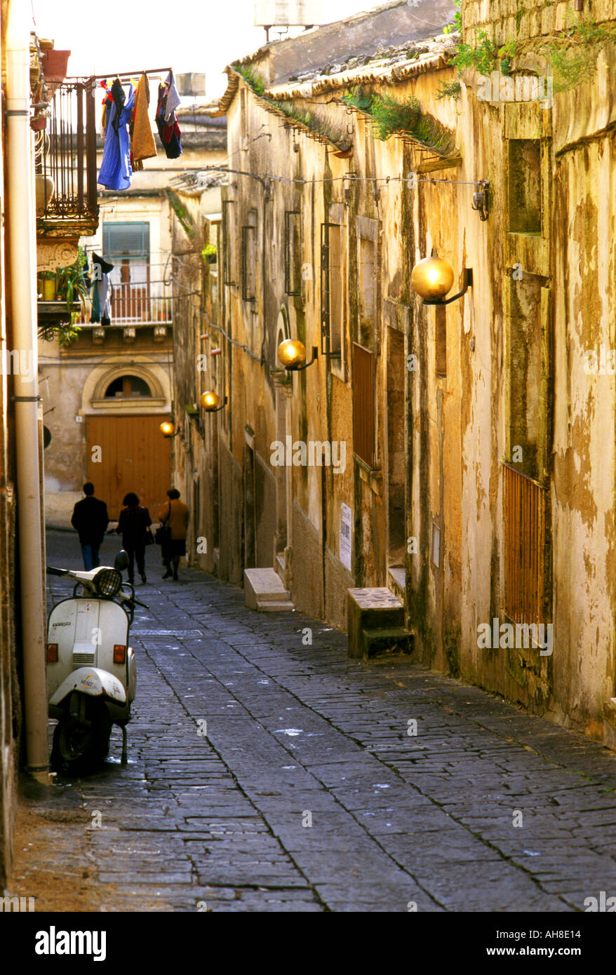 Italy Sicily island typical narrow lane Stock Photo - Alamy