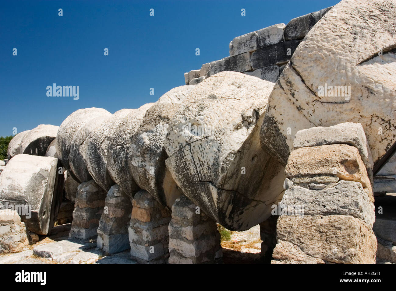 Fallen column hi-res stock photography and images - Alamy