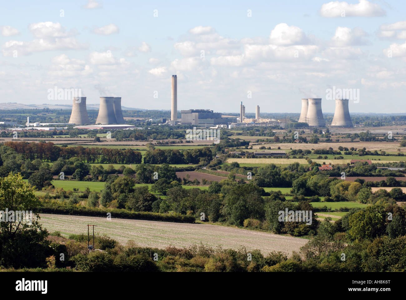 View towards Didcot Power Station from Wittenham Clumps, Oxfordshire ...