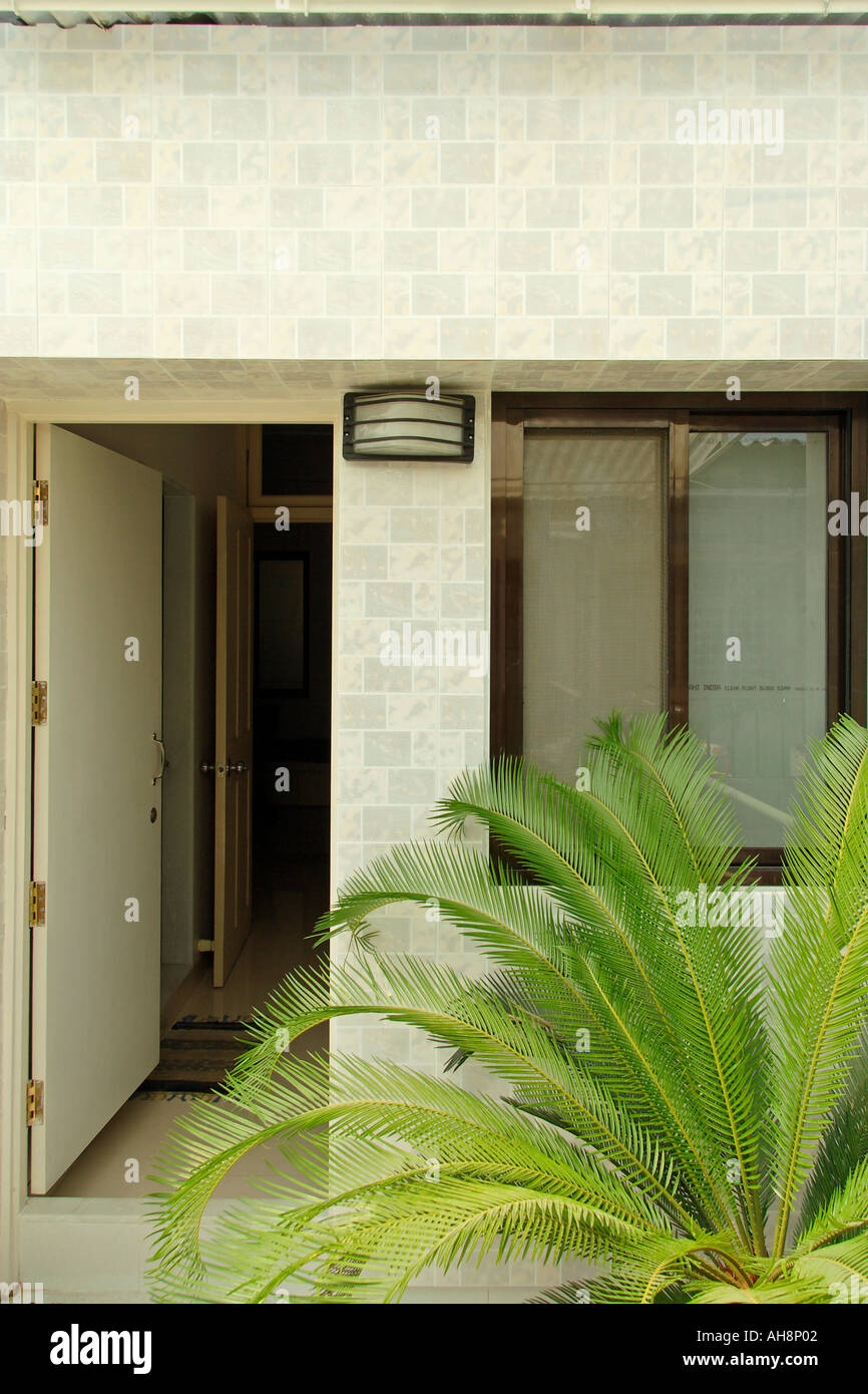 Palm tree in front homes hi-res stock photography and images - Alamy